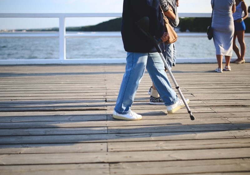 Cómo Llevar una Muleta Correctamente para Evitar Lesiones. Guía de Uso